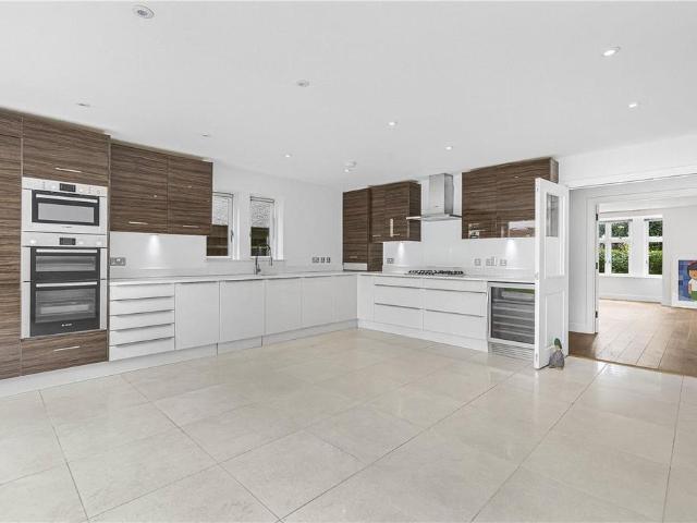 5 bedroom detached house to rent
