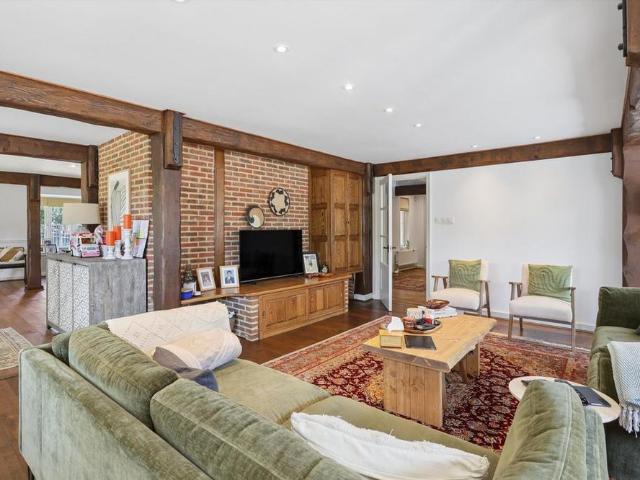 5 bedroom detached house to rent