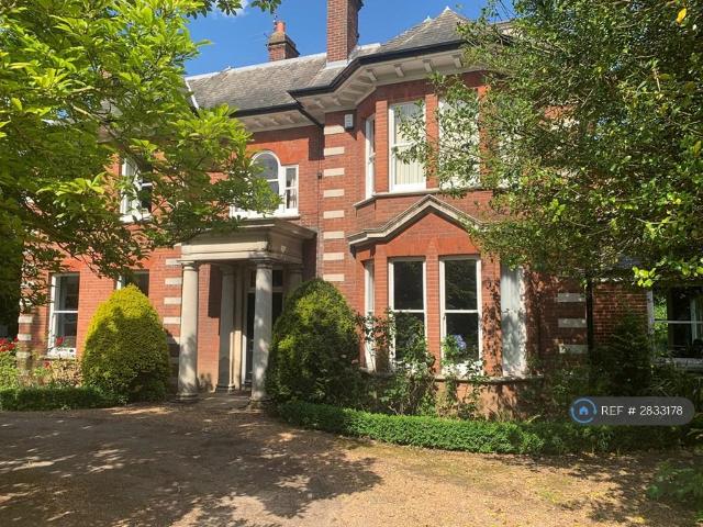 5 bedroom detached house to rent