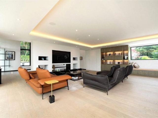 5 bedroom detached house to rent