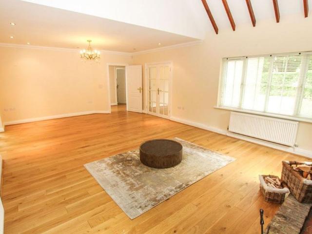 5 bedroom detached house to rent