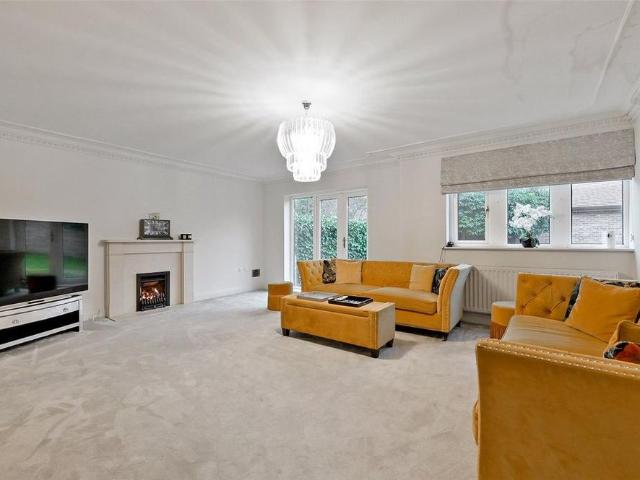 5 bedroom detached house to rent