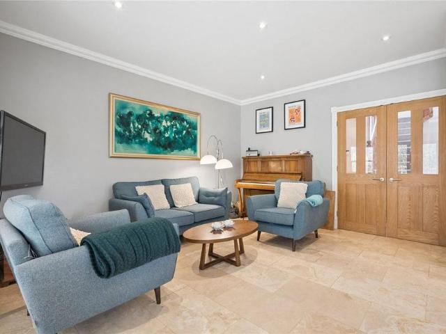 5 bedroom detached house to rent