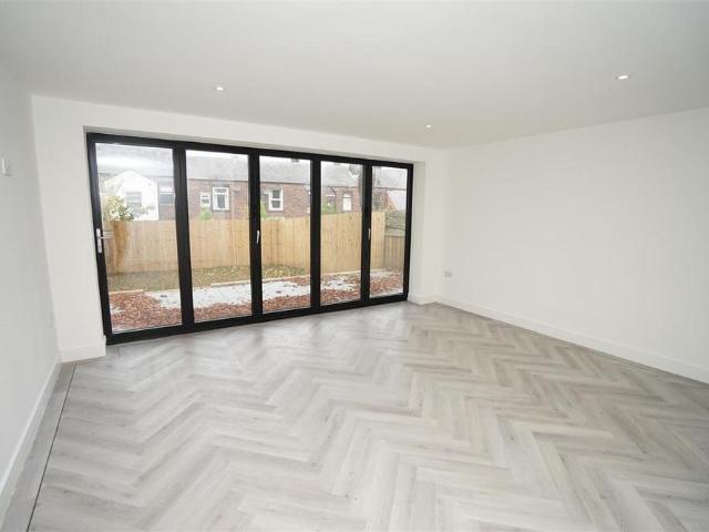 5 bedroom detached house to rent