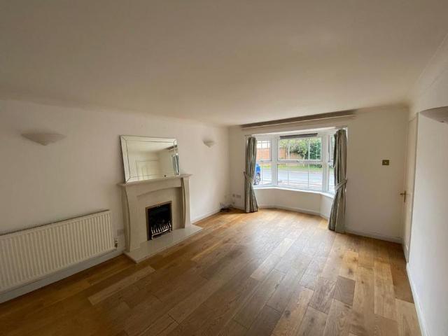 5 bedroom detached house to rent