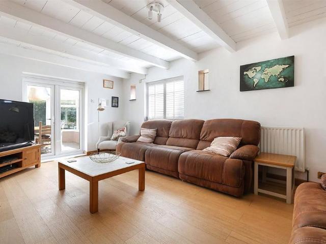 5 bedroom detached house to rent