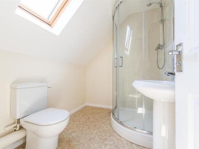 5 bedroom detached house to rent