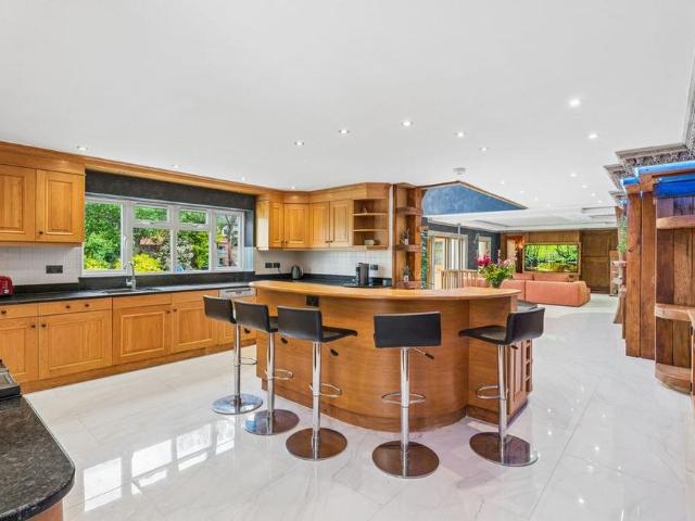 5 bedroom detached house to rent
