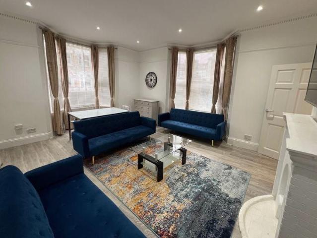 5 bedroom detached house to rent