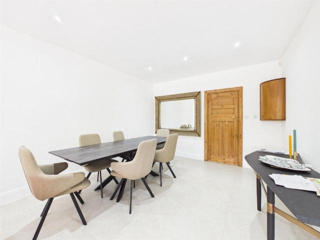 5 bedroom detached house to rent