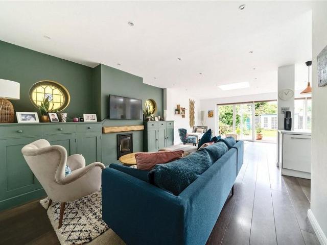 5 bedroom detached house to rent
