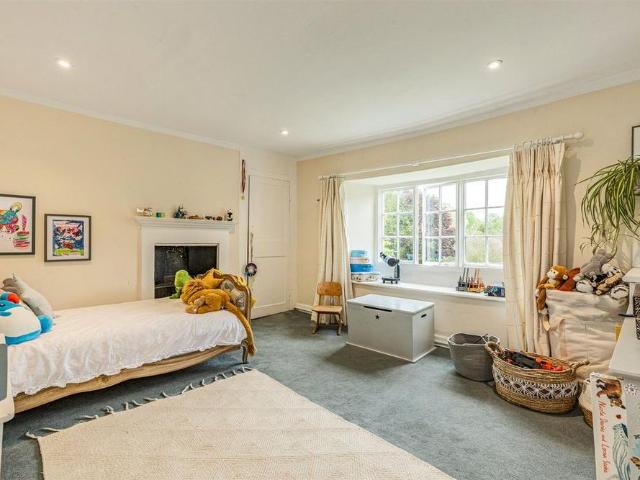 5 bedroom detached house to rent