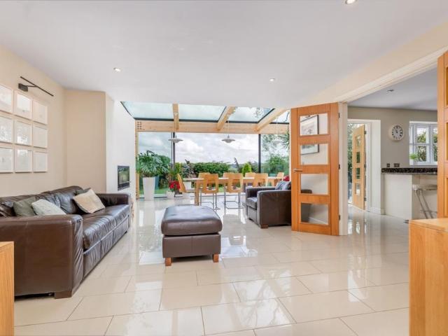 5 bedroom detached house to rent