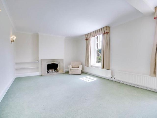 5 bedroom detached house to rent
