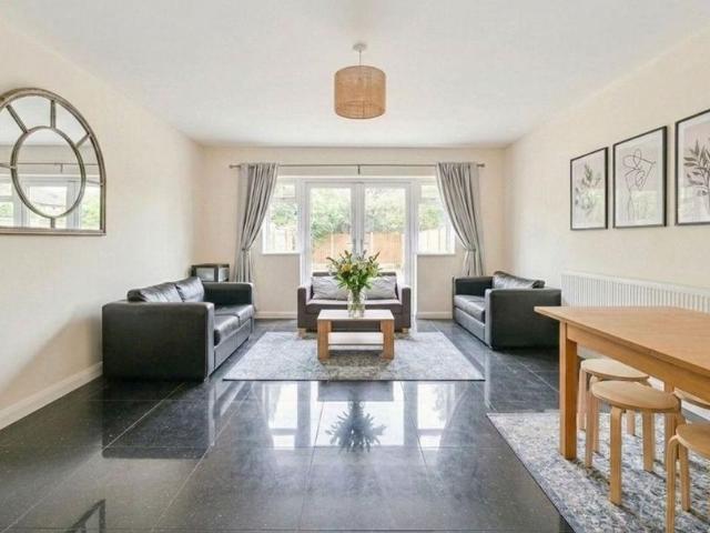 5 bedroom detached house to rent