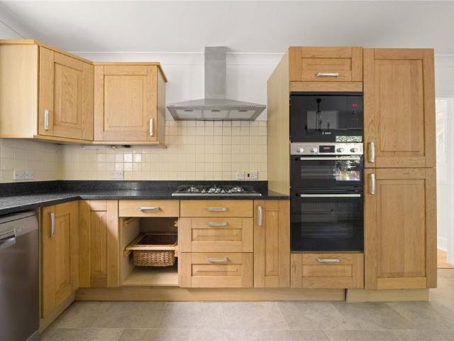 5 bedroom detached house to rent