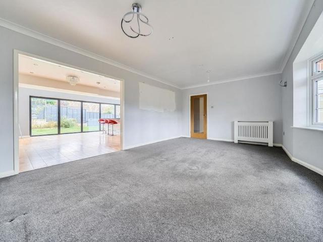 5 bedroom detached house to rent