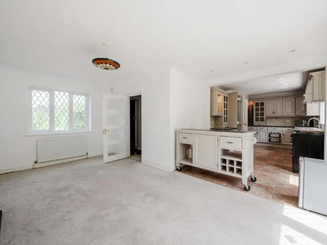 5 bedroom detached house to rent
