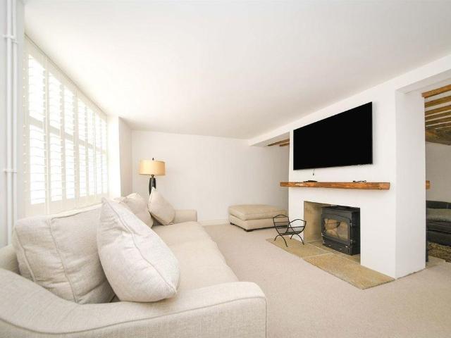 5 bedroom detached house to rent
