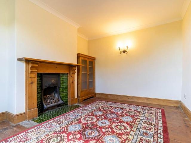 5 bedroom detached house to rent