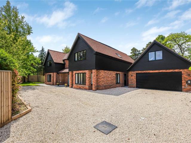 5 bedroom detached house to rent