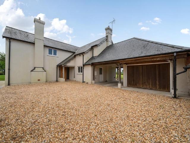 5 bedroom detached house to rent