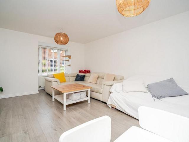 5 bedroom detached house to rent