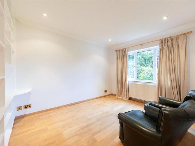 5 bedroom detached house to rent