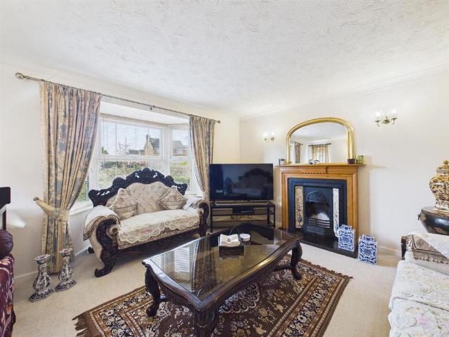 5 bedroom detached house to rent