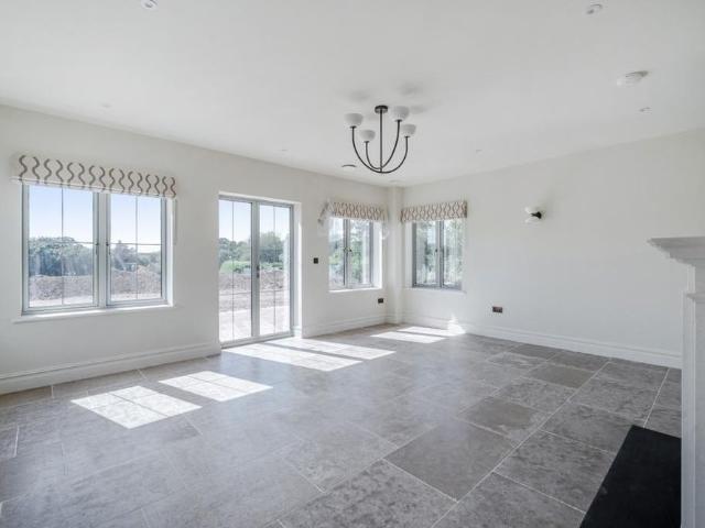 5 bedroom detached house to rent