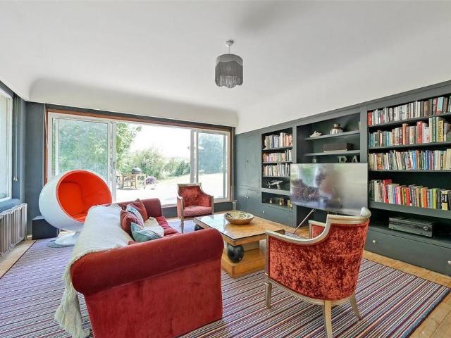 5 bedroom detached house to rent