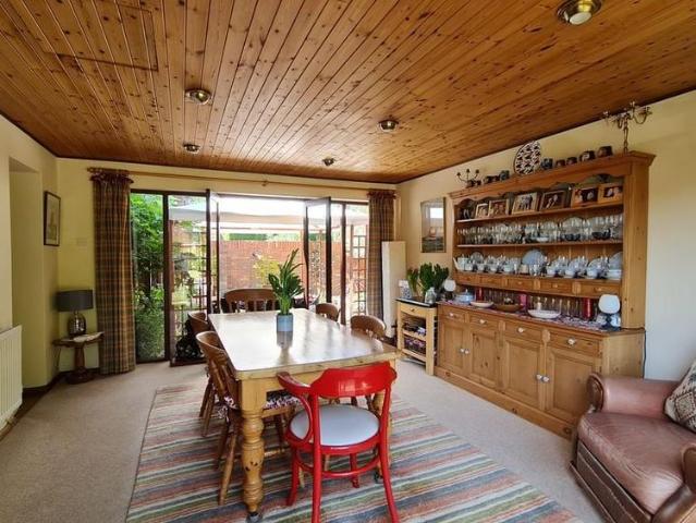 5 bedroom detached house to rent
