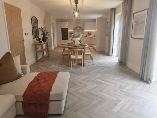 5 bedroom detached house to rent