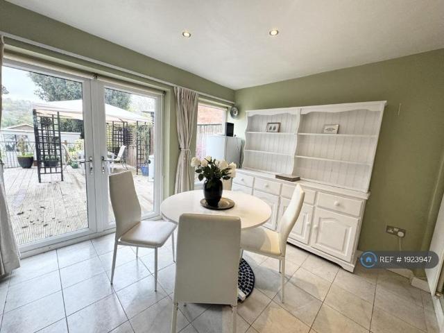 5 bedroom detached house to rent