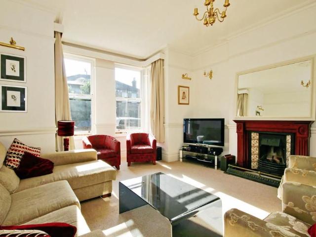 5 bedroom detached house to rent
