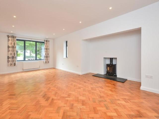 5 bedroom detached house to rent