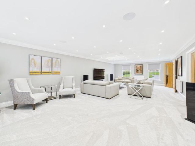 5 bedroom detached house to rent