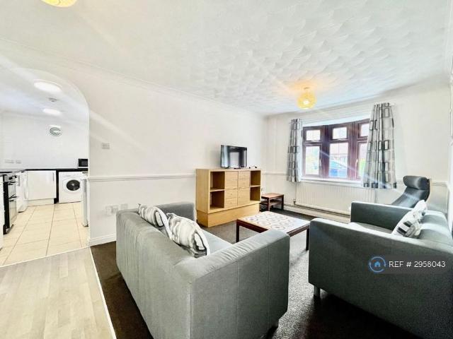 5 bedroom detached house to rent