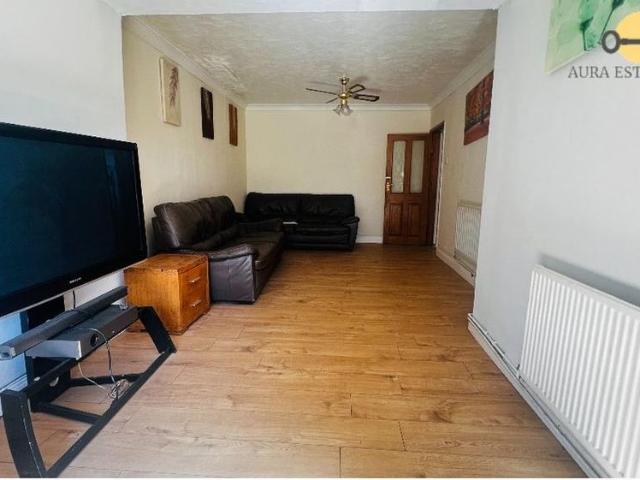 5 bedroom detached house to rent