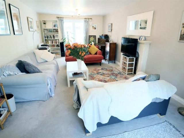 5 bedroom detached house to rent