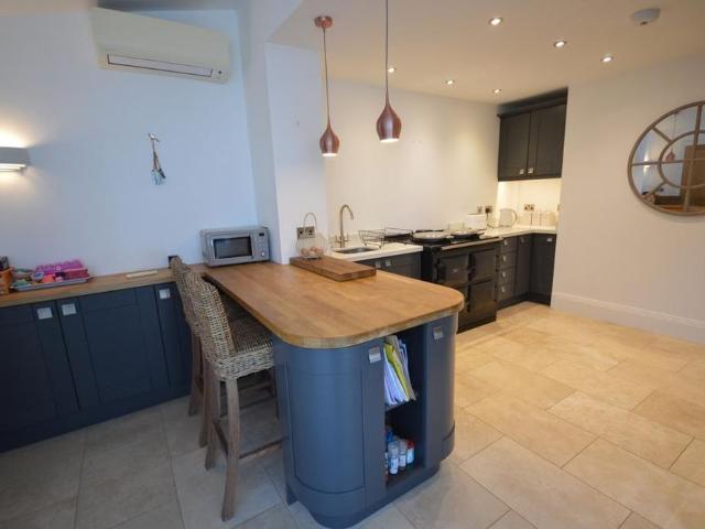 5 bedroom detached house to rent