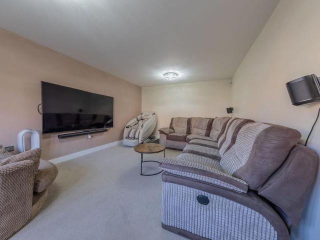 5 bedroom detached house to rent