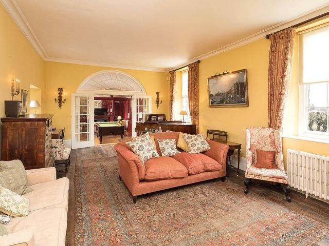 5 bedroom detached house to rent