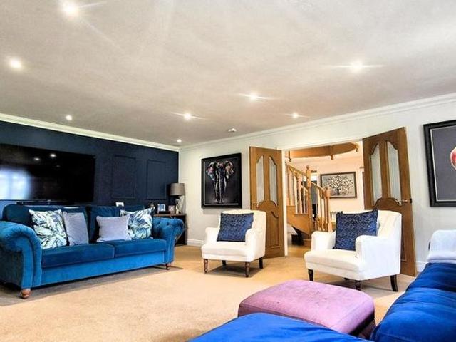 5 bedroom detached house to rent