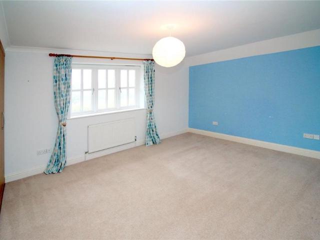 5 bedroom detached house to rent