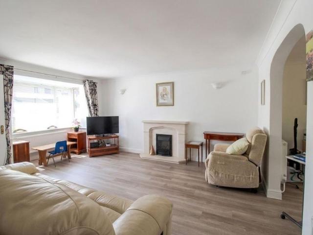 5 bedroom detached house to rent