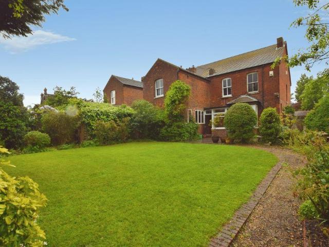5 bedroom detached house to rent