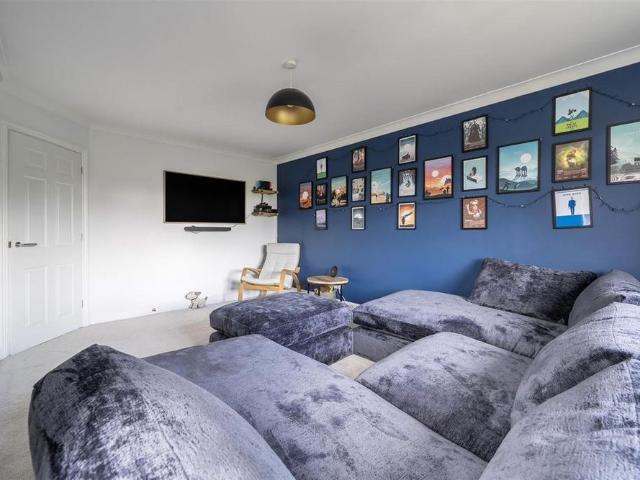 5 bedroom detached house to rent