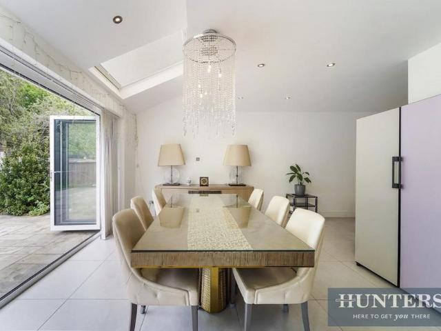 5 bedroom detached house to rent