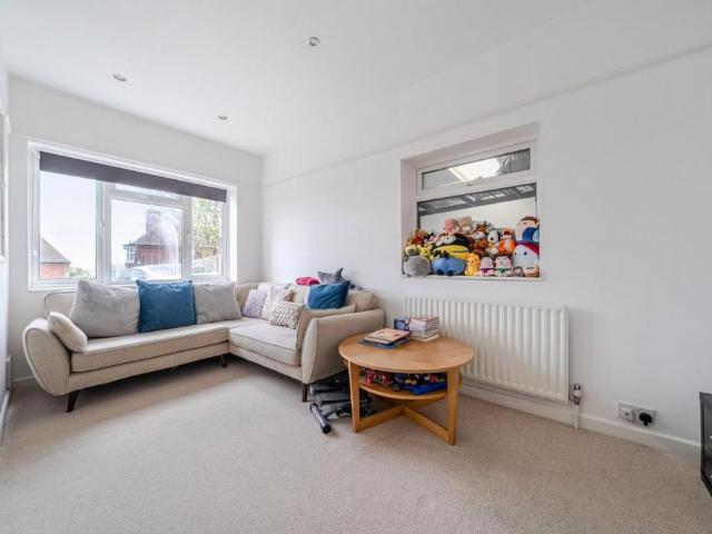 5 bedroom detached house to rent